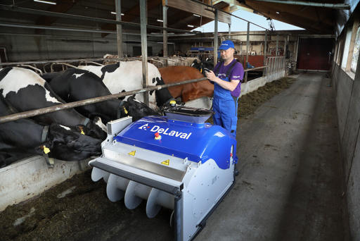 DeLaval OptiDuo™ Robotic Feed Pusher
